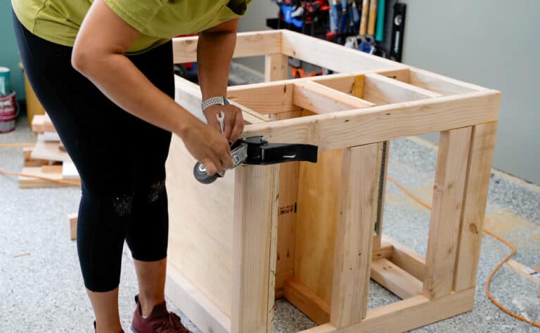 How To Build A DIY Small Mobile Workbench With Storage